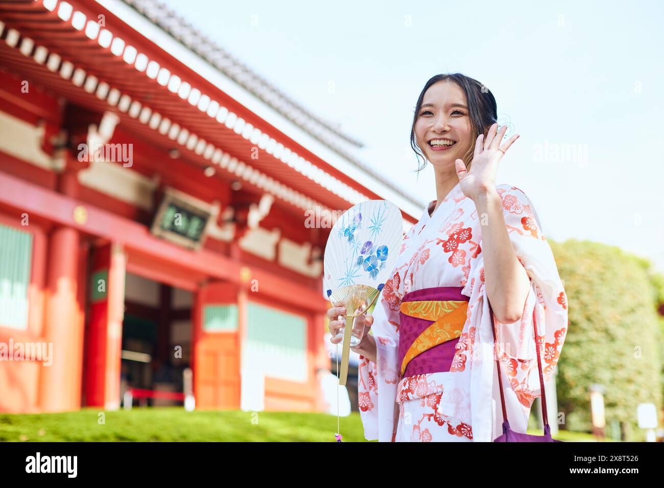 Japanese woman in a yukata visiting traditional temple in Tokyo Stock ...