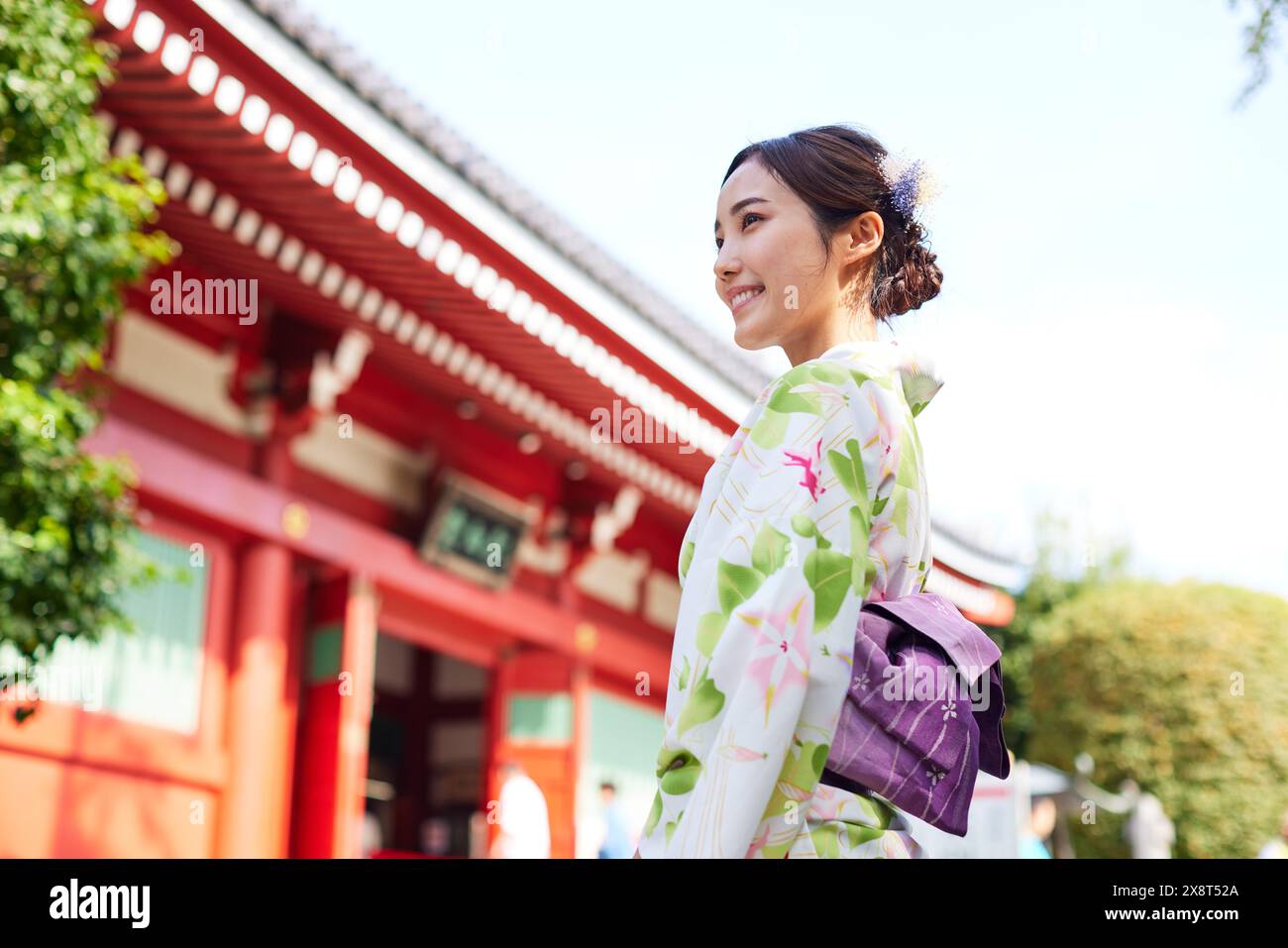 Japanese woman in a yukata visiting traditional temple in Tokyo Stock ...