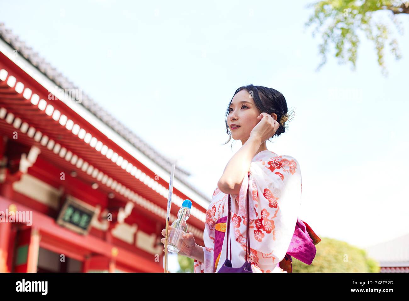 Japanese woman in a yukata visiting traditional temple in Tokyo Stock ...