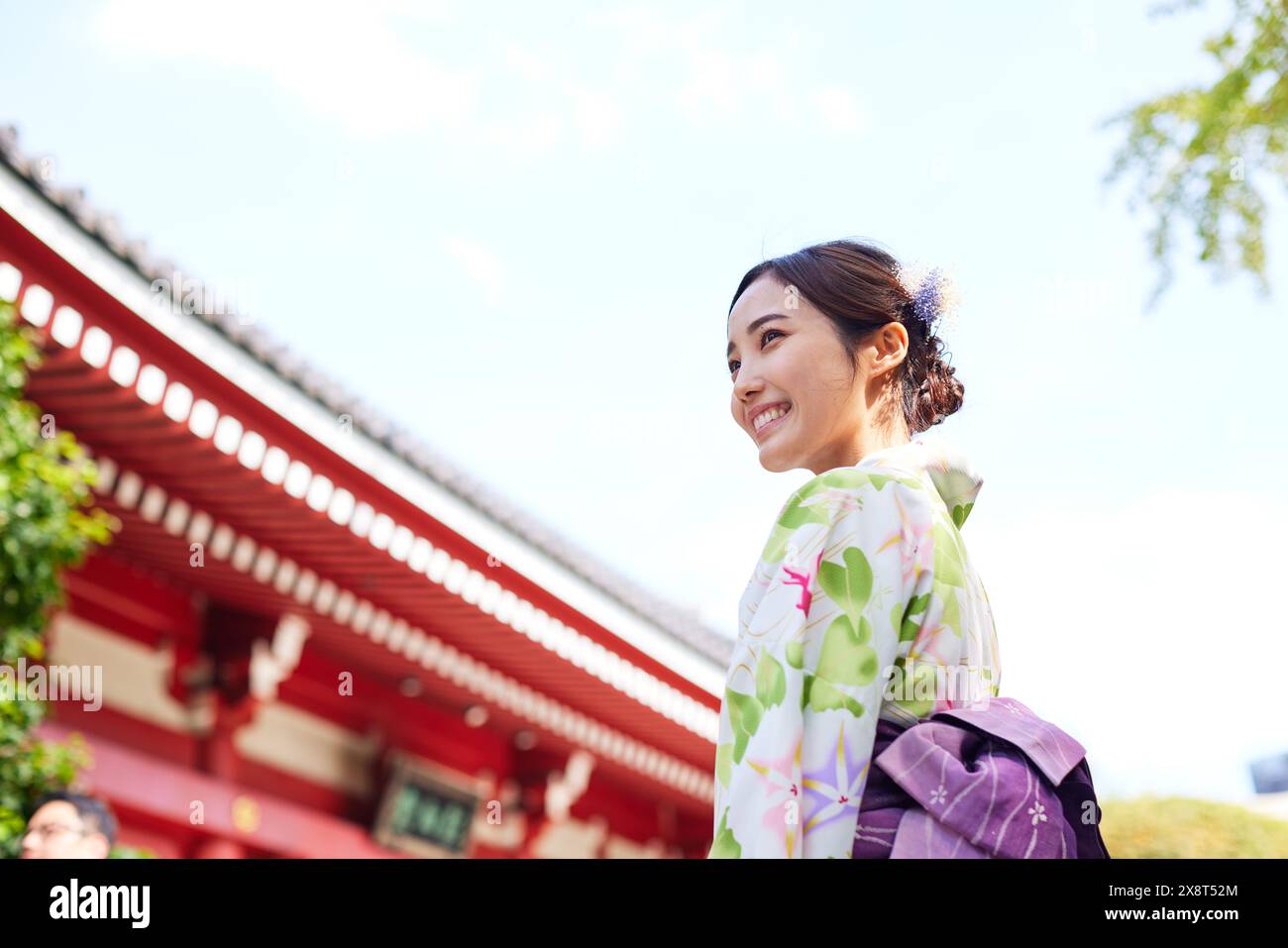 Japanese woman in a yukata visiting traditional temple in Tokyo Stock ...