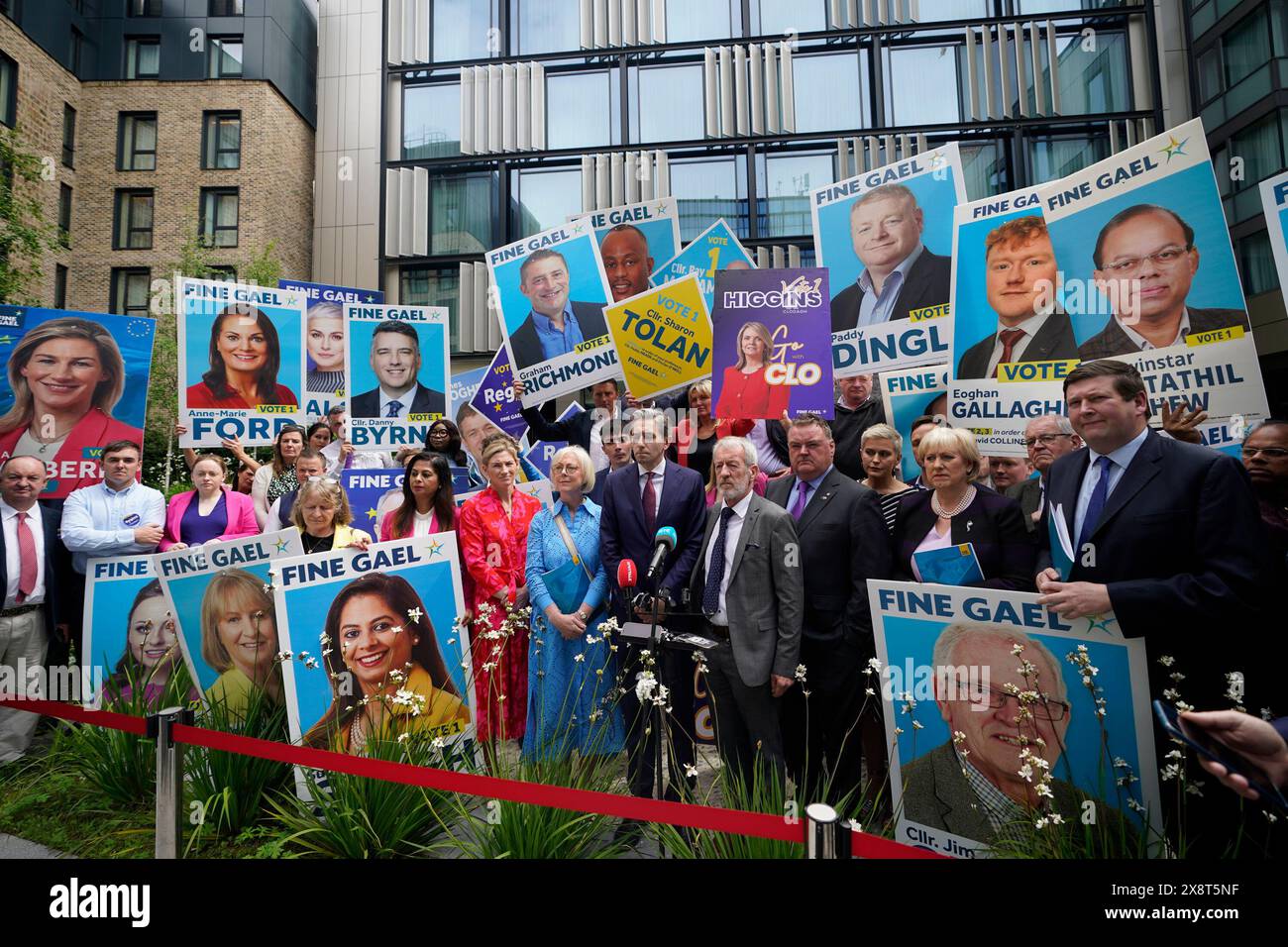 Taoiseach and Fine Gael leader Simon Harris Centre) speaks following a ...