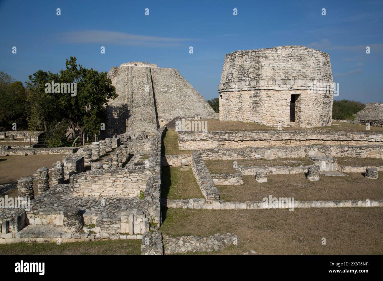 Templo Redondo (Round Temple), Castillo de Kukulcan (background ...