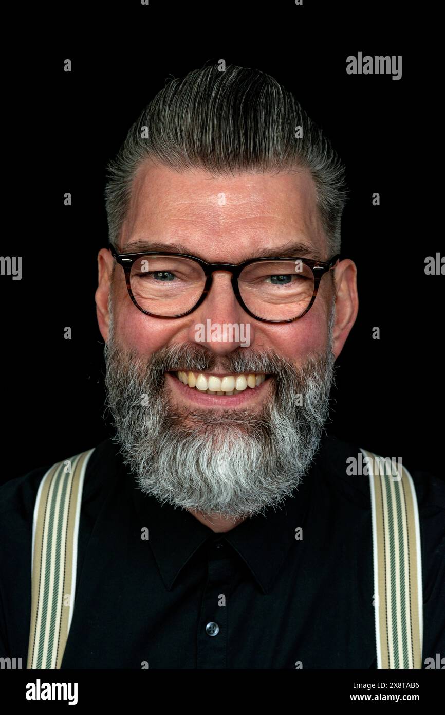 Portrait man with beard and glasses Tilburg, Netherlands. Studio ...