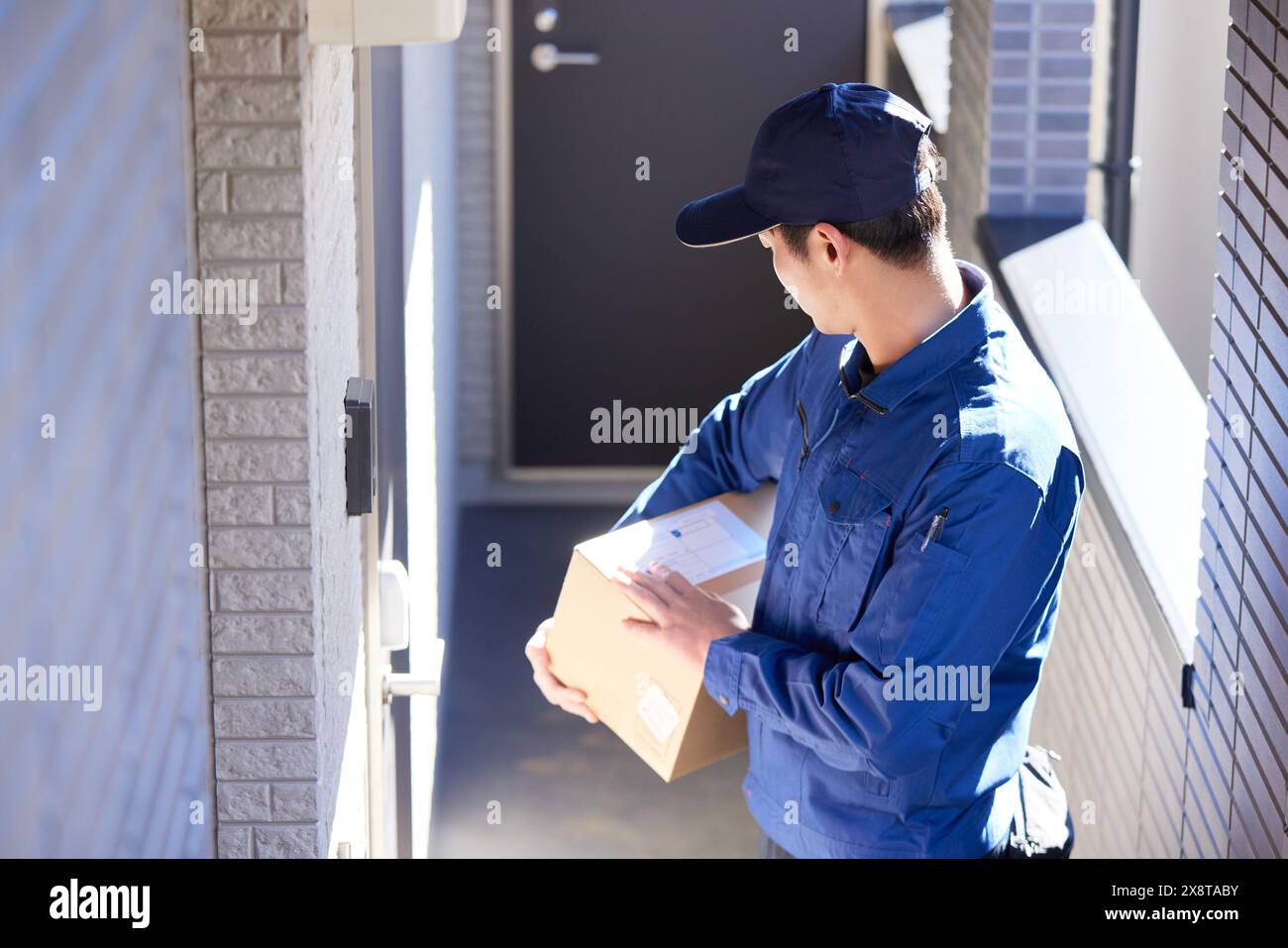 Japanese delivery man delivering boxes Stock Photo - Alamy