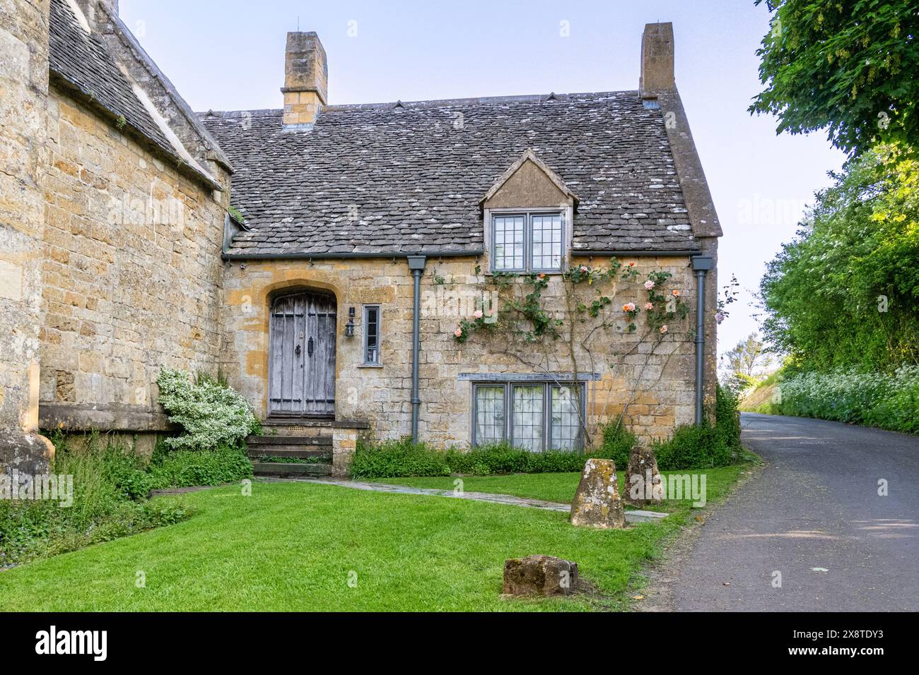 Cotswold villages tourism hi-res stock photography and images - Alamy