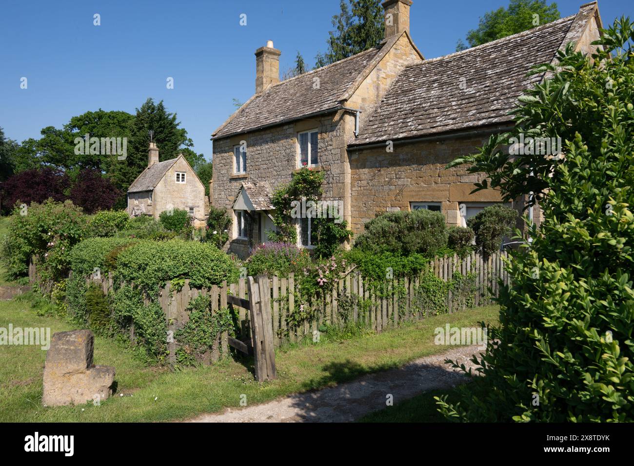 Charming villages in cotswolds hi-res stock photography and images - Alamy