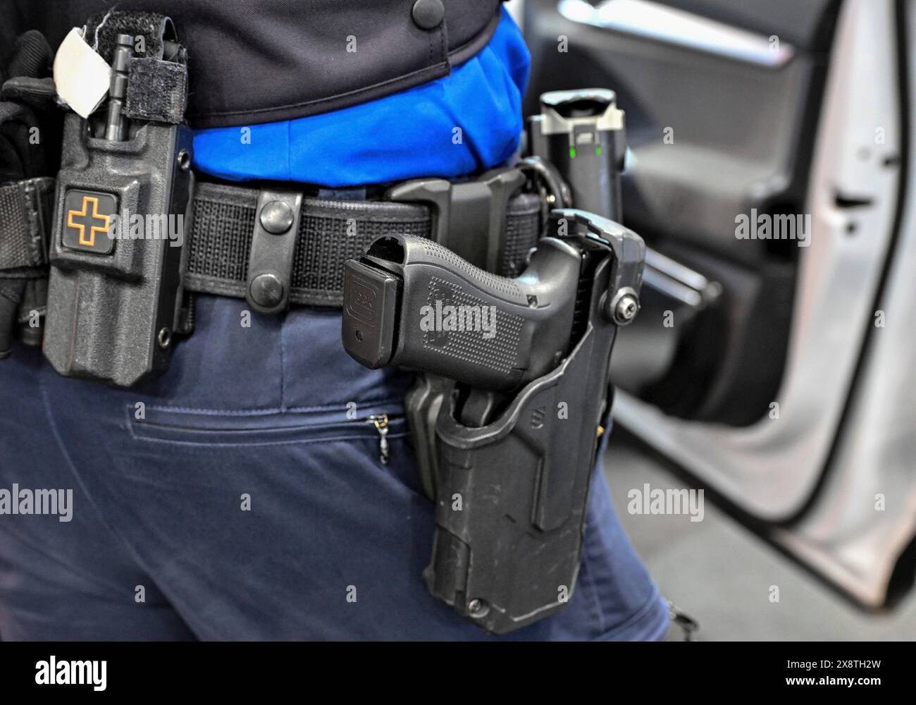 Police officer Firearm Stock Photo - Alamy