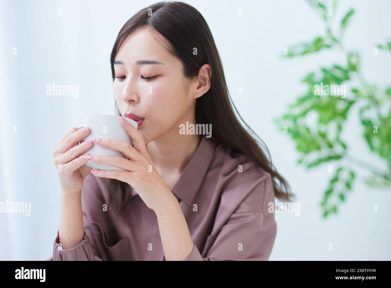 Japanese woman drinking coffee Stock Photo - Alamy