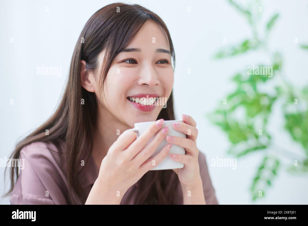 Japanese woman drinking coffee Stock Photo - Alamy