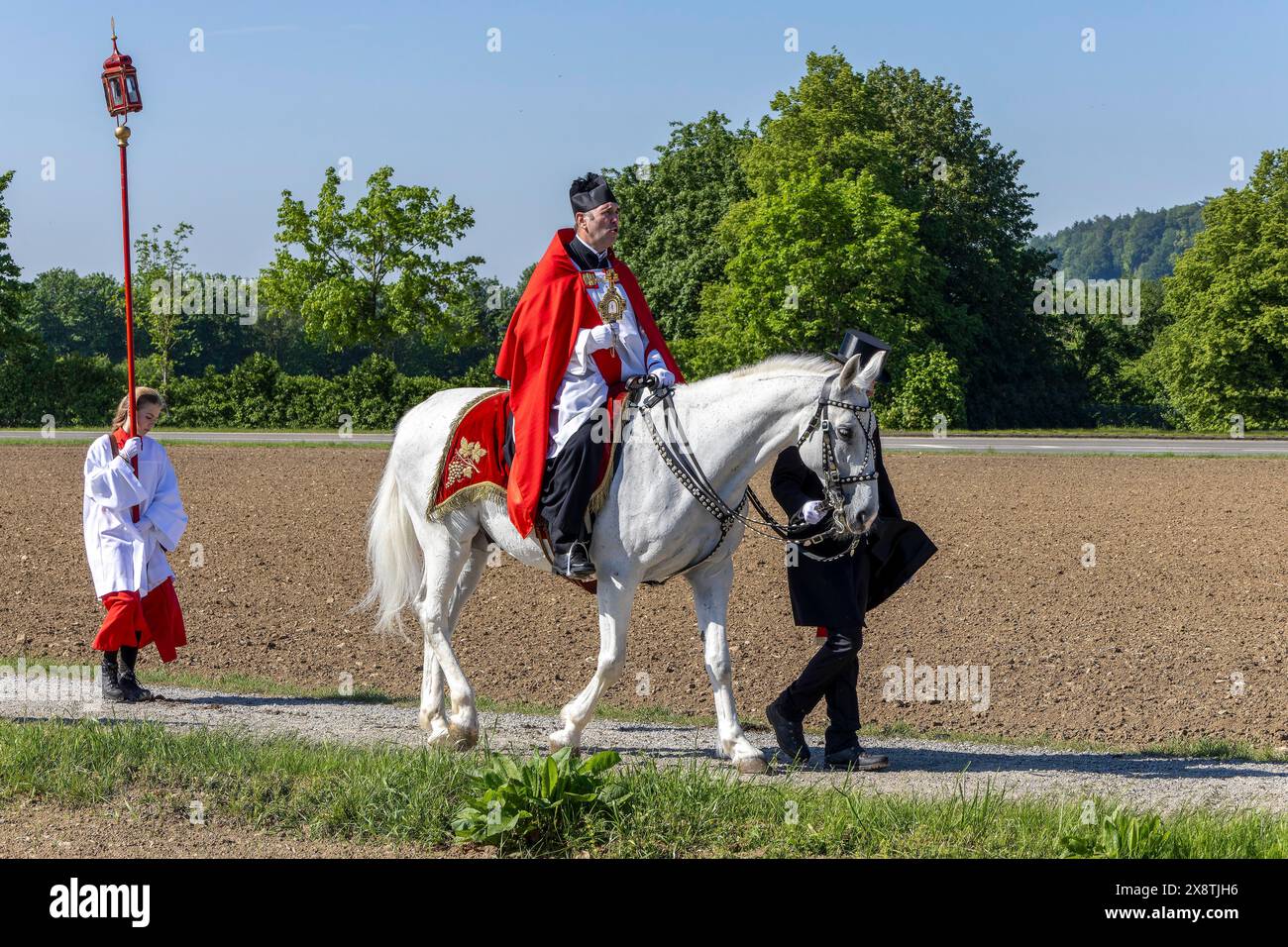 Priest and altar boy hi-res stock photography and images - Alamy