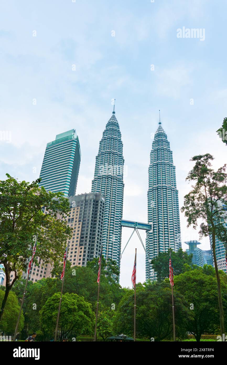 Petronas Twin Tower Tallest Skyscrapers Building with Cityscape in ...