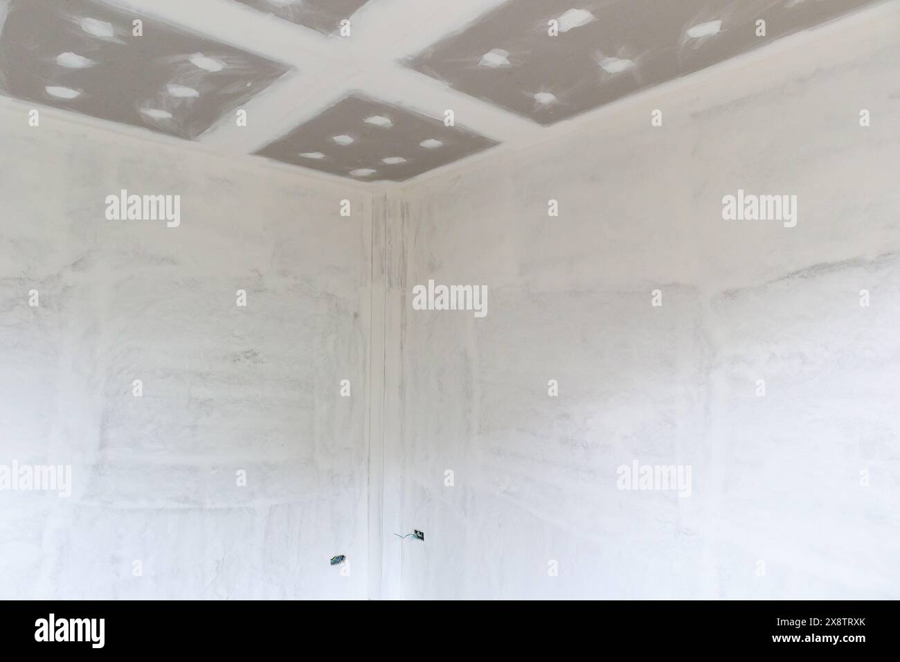 Empty room interior with gypsum board ceiling at house construction ...