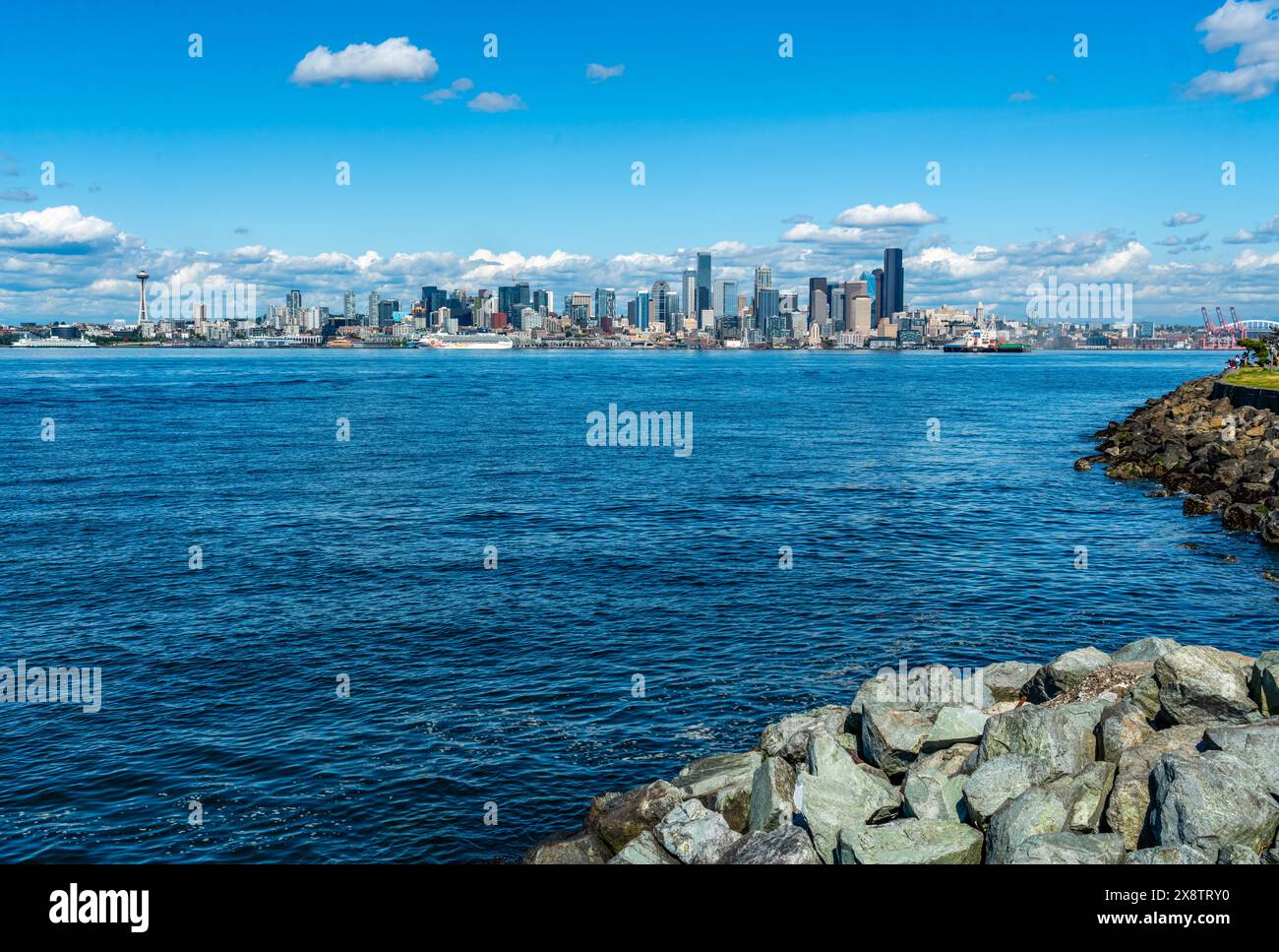 A view of the Seattle skyline from Alki Beach in West Seattle ...