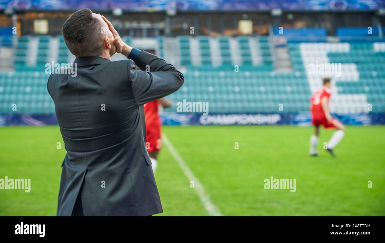 Sports team meeting coach hi-res stock photography and images - Alamy