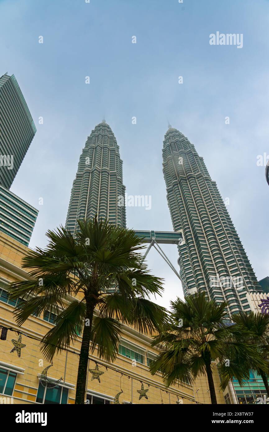 Petronas Twin Tower Tallest Skyscrapers Building with Cityscape in ...