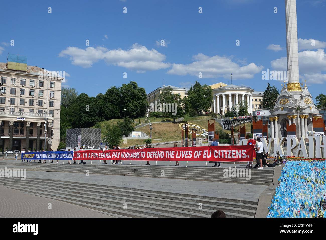 Kiew, Ukraine. 27th May, 2024. With a long banner, former Slovakian Prime Minister Igor Matovic ...