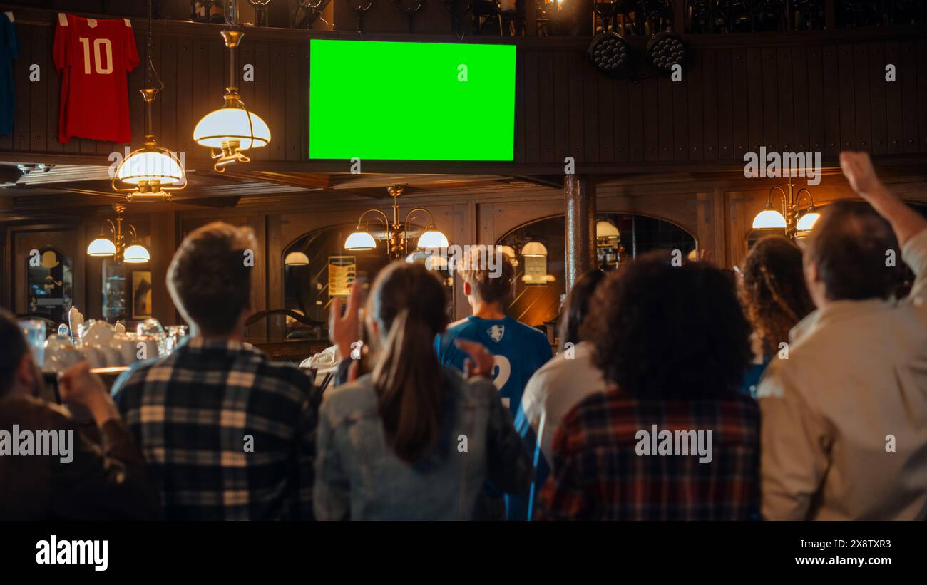 Cheering crowd watching baseball game hi-res stock photography and ...