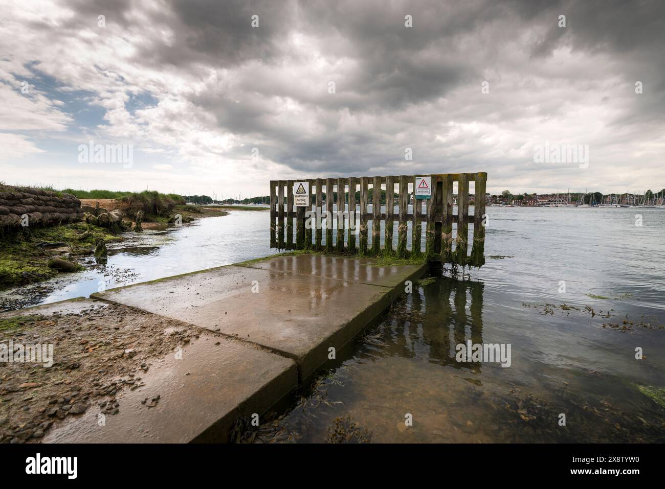 Sluice gates flood hi-res stock photography and images - Alamy