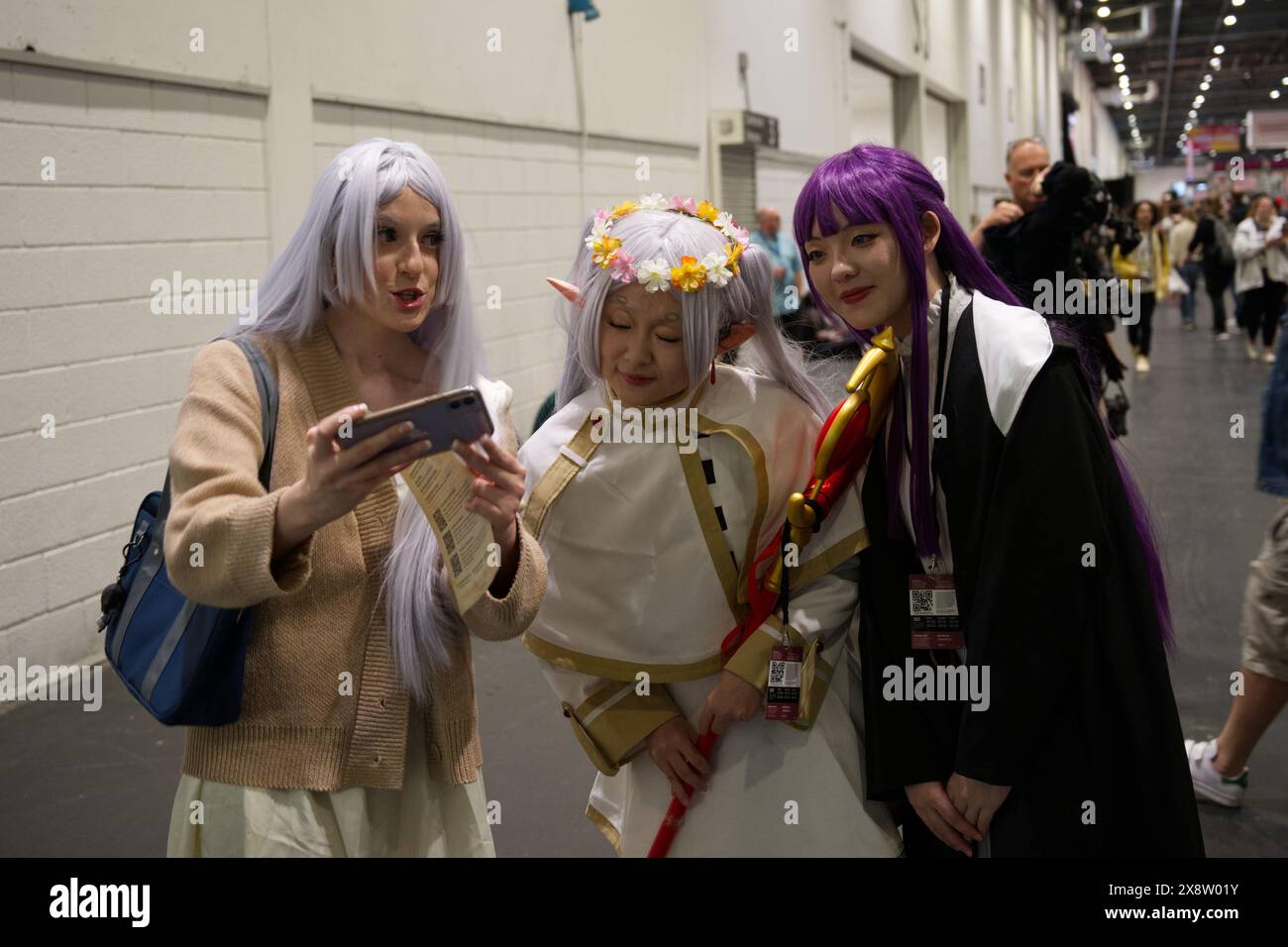 Cosplayers talking at Comic Con London Stock Photo - Alamy