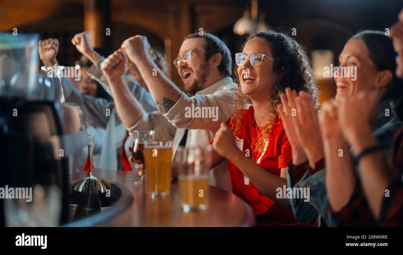 Cheering crowd sport stand hi-res stock photography and images - Alamy