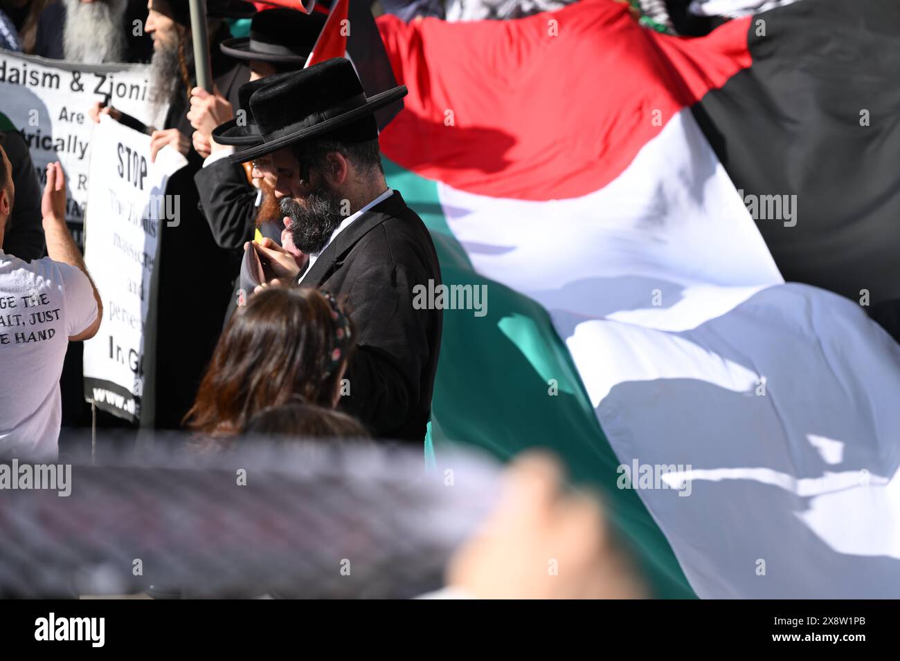 London, England, UK. 27th May, 2024. Around 1000 pro-Palestine ...