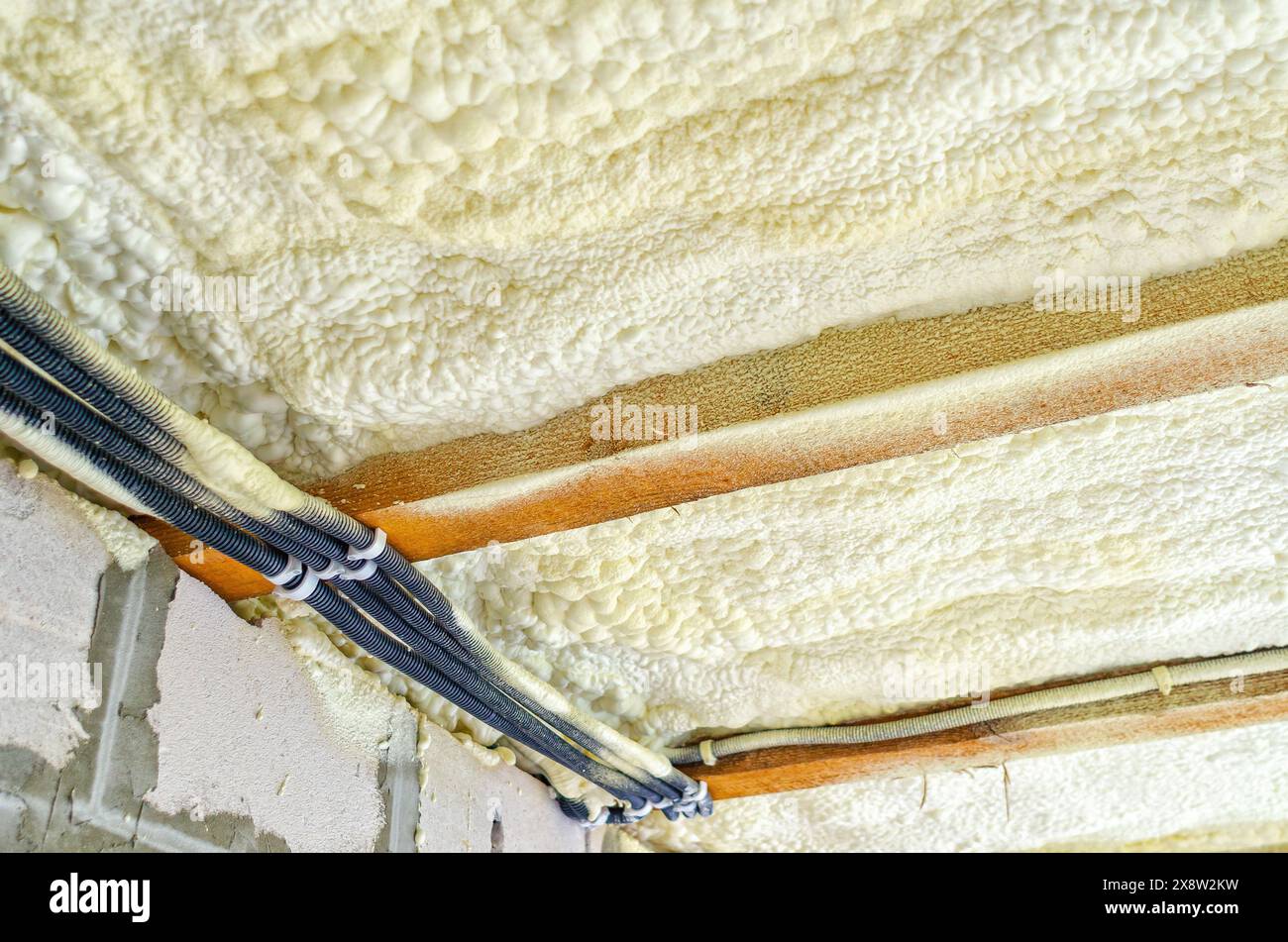 Insulation of the ceiling in the house with polyurethane foam ...