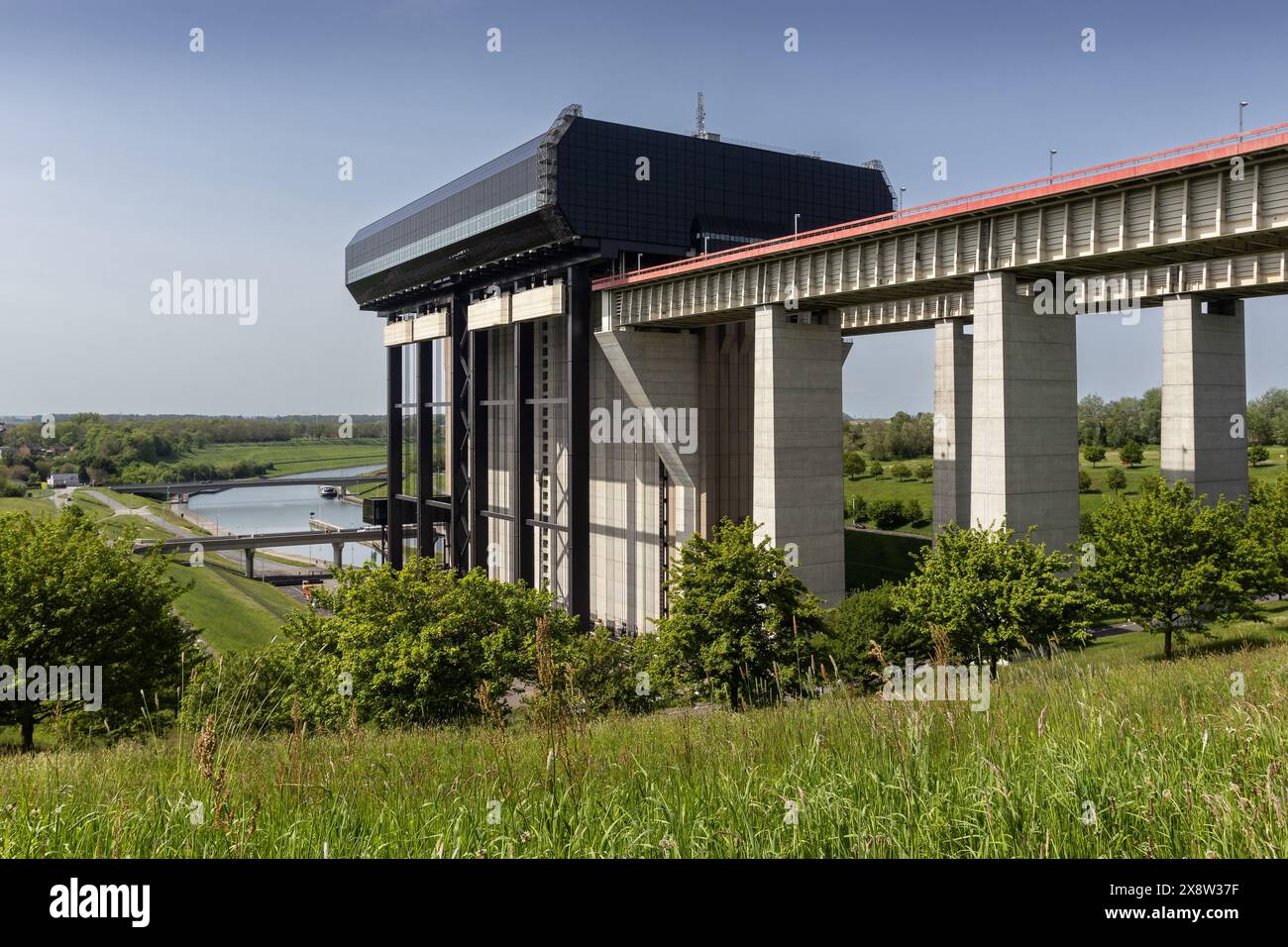 The Strépy-Thieu boat lift (L'ascenseur funiculaire de Strépy-Thieu ...