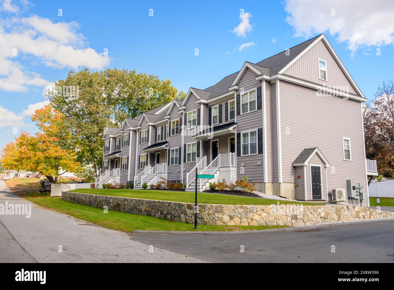 Newly built row houses in a housing development onder blue sky in ...