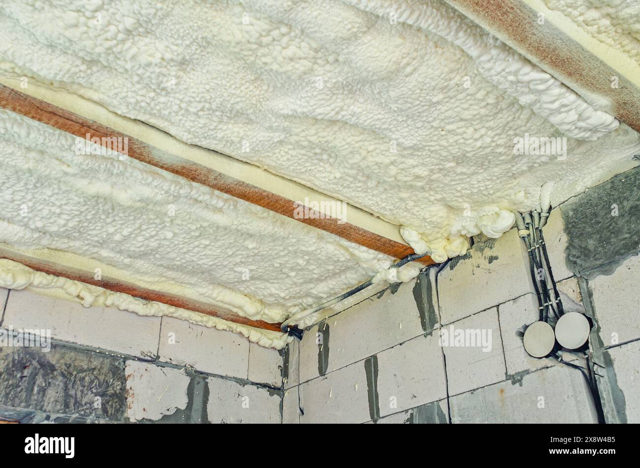 Insulation of the ceiling in the house with polyurethane foam ...