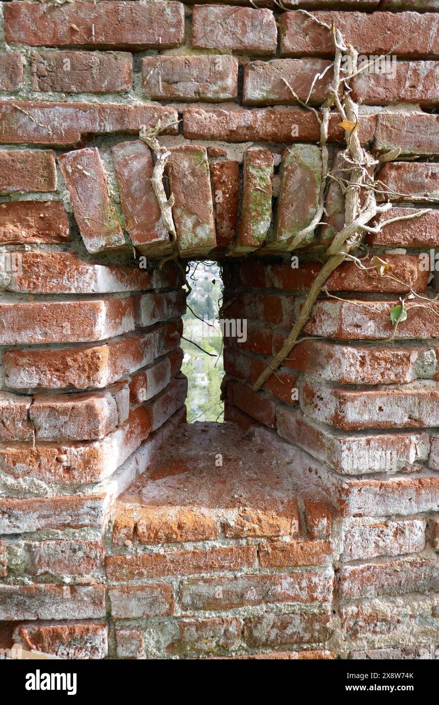 Arrow slit window hi-res stock photography and images - Alamy