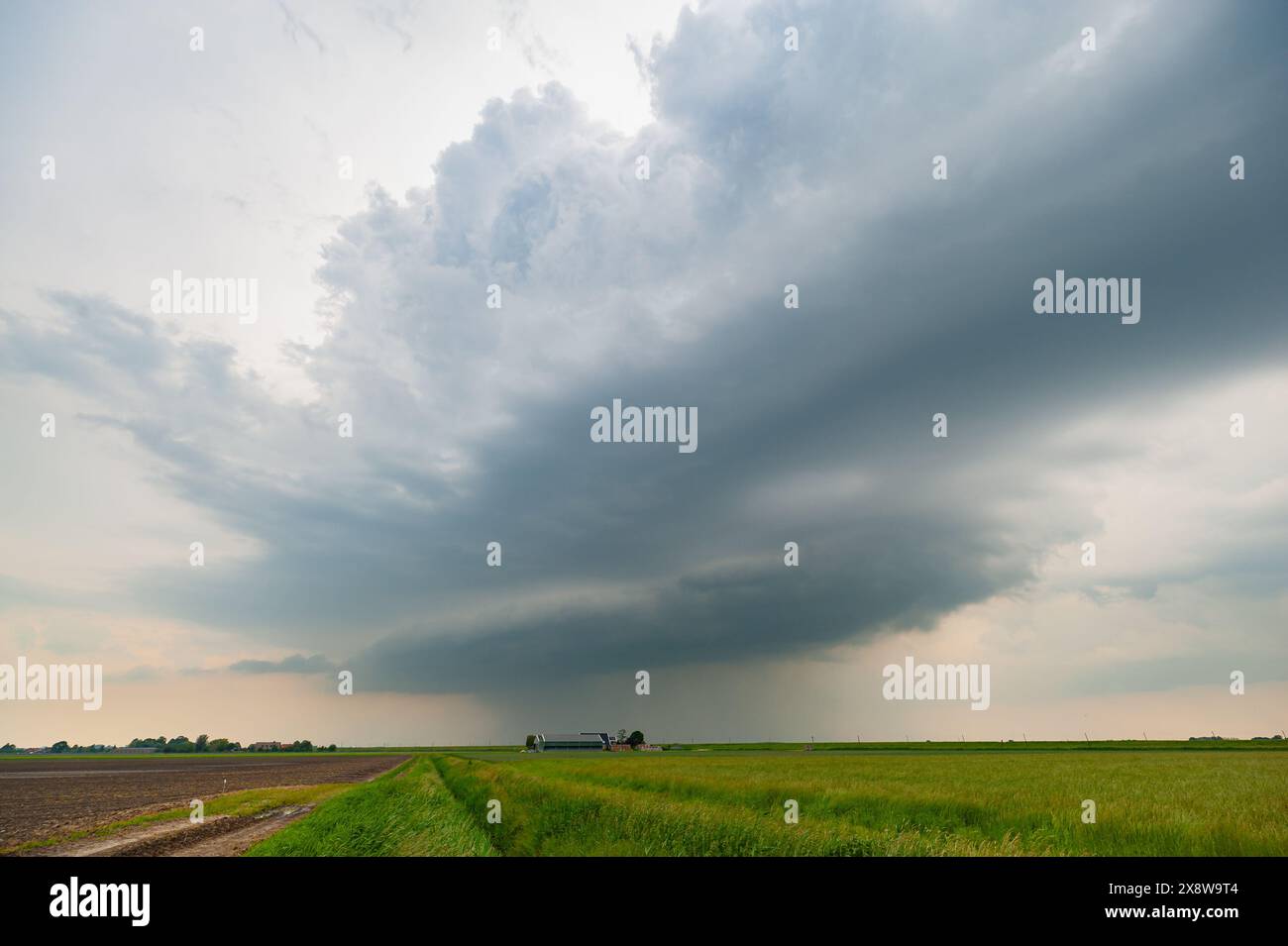 Rotating supercell thunderstorm over the great plains, USA Stock Photo ...