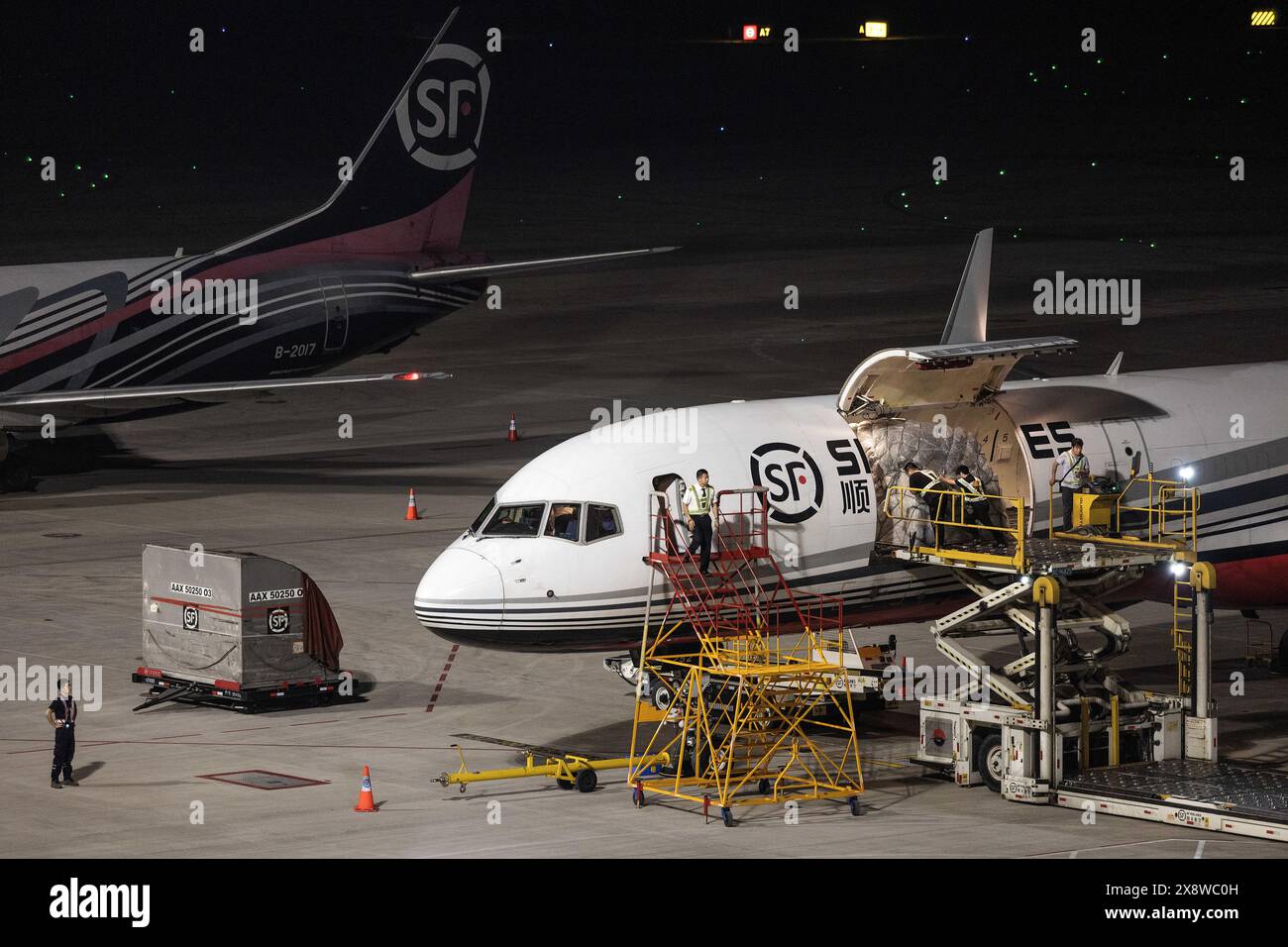 Ezhou, Hubei, China. 25th May, 2024. Staff members of SF airlines load ...