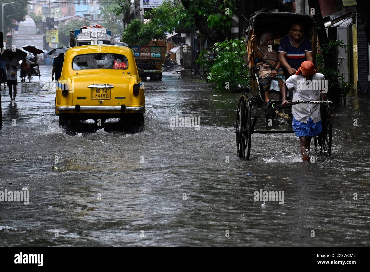 Kolkata rickshaw waterlogged hi-res stock photography and images - Alamy