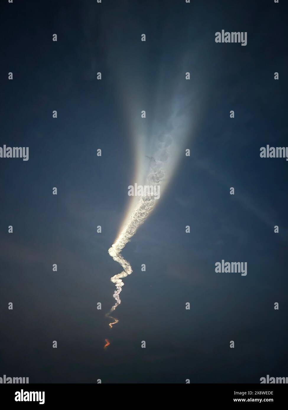 Wake of SpaceX Falcon 9 rocket seen from Treasure Cay, Abaco, Bahamas ...