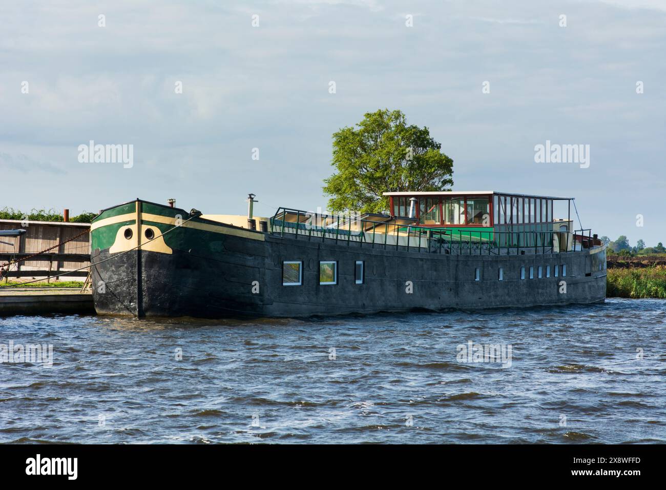 Der Dampfer legt an Stock Photo - Alamy