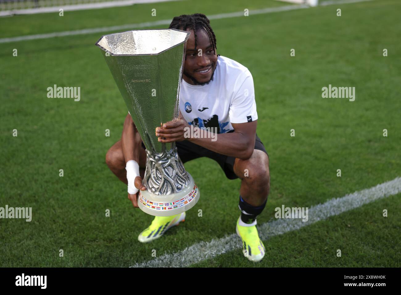 Bergamo, Italy, 26th May 2024. Ademola Lookman of Atalanta poses with ...