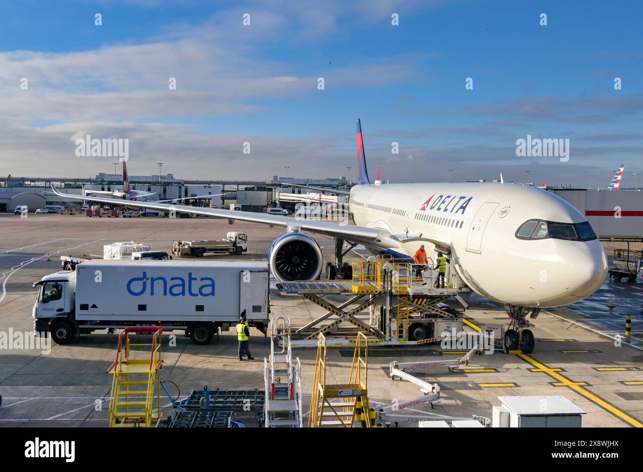 Aircraft freight loader hi-res stock photography and images - Alamy