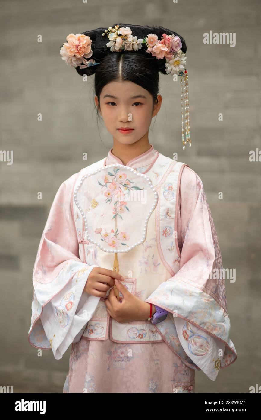 Wearing hanfu hi-res stock photography and images - Alamy