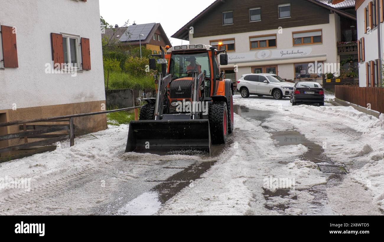 Schwere Unwetter mit jede Menge Hagel ziehen seit den Abendstunden ...