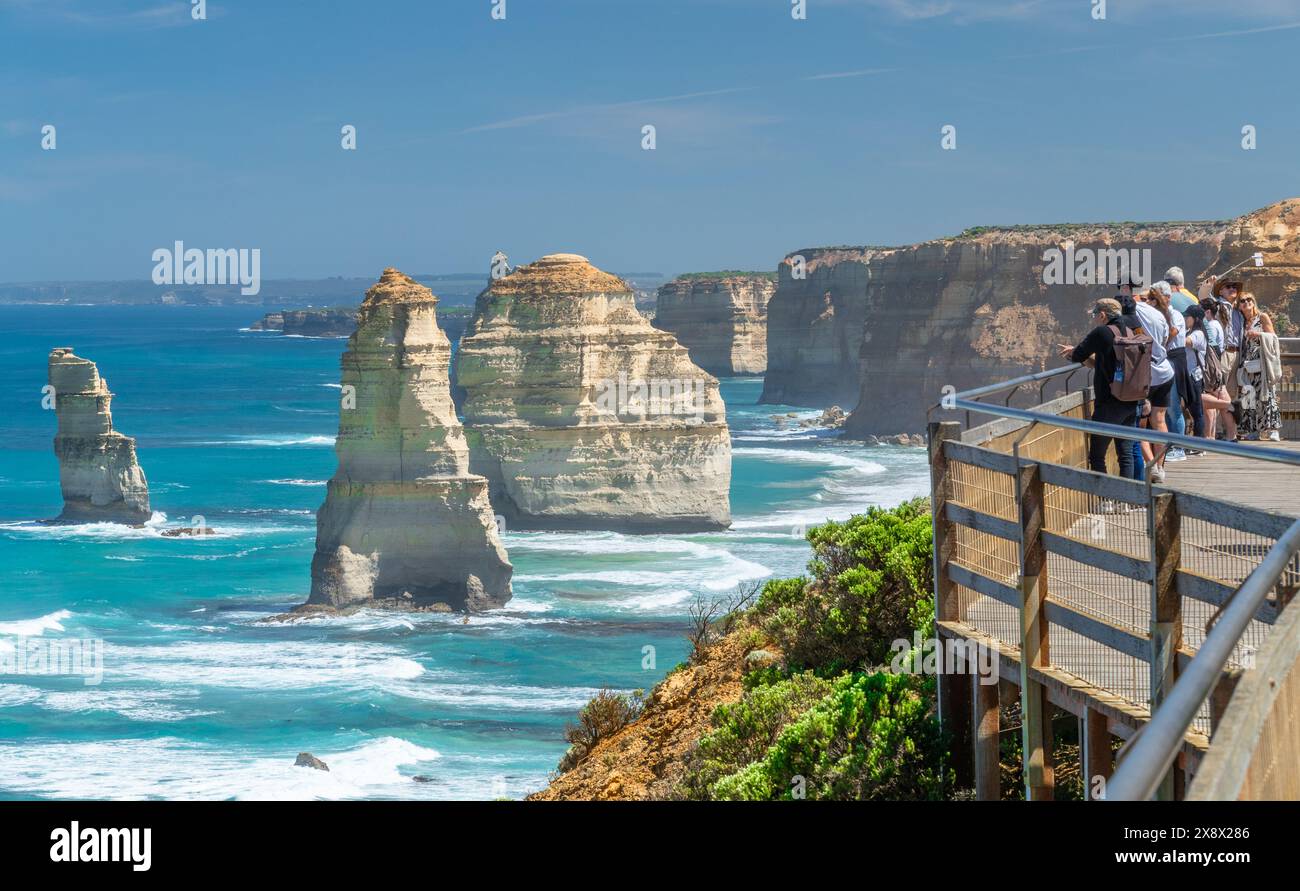 Sightseers and tourists at the 'Twelve Apostles' limestone sea stacks ...