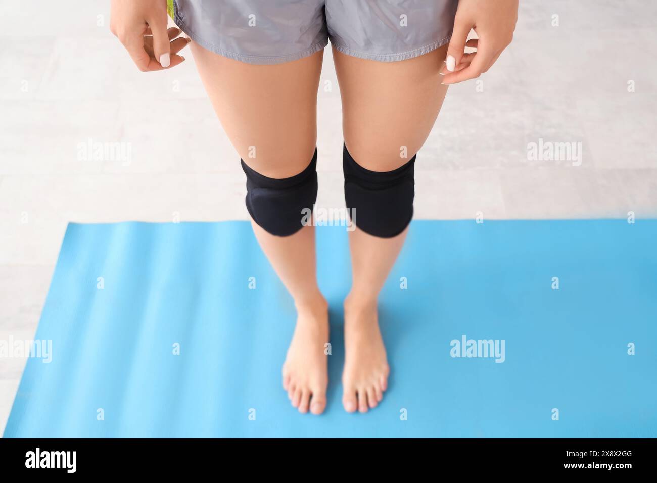 Kneecaps hi-res stock photography and images - Alamy