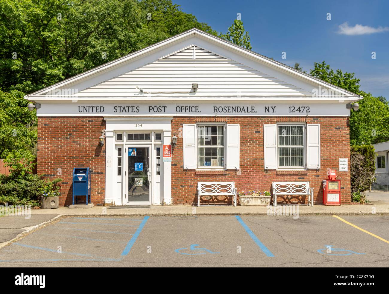 Front facade brick building hi-res stock photography and images - Alamy