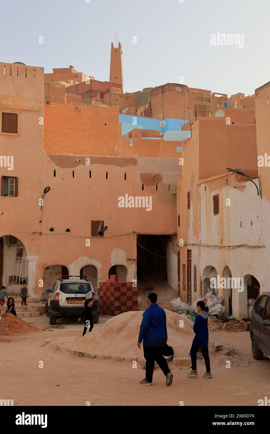 The market square surrounded by traditional dwellings with the minaret ...