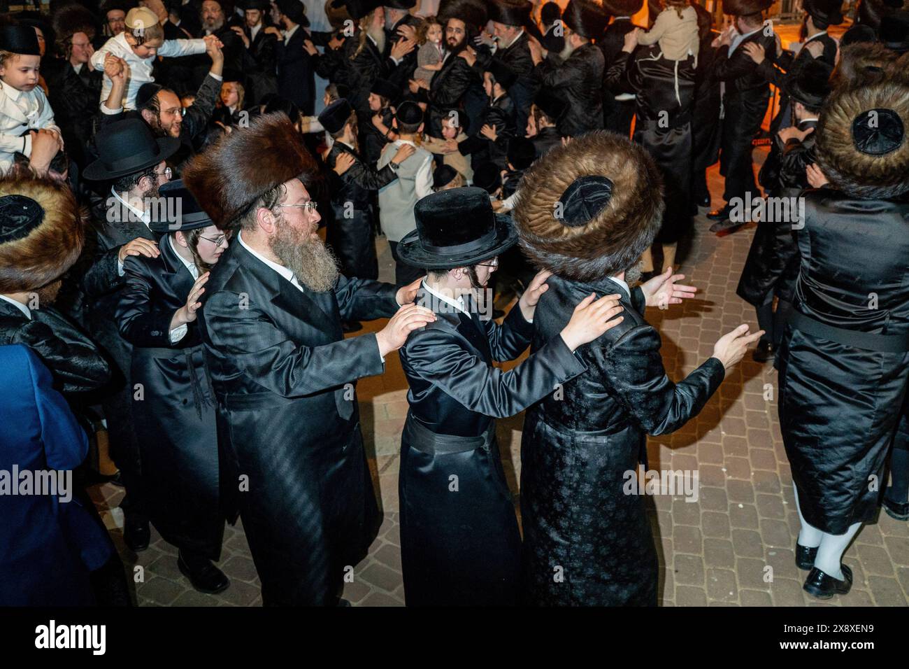 Jewish hasidic dance hi-res stock photography and images - Alamy
