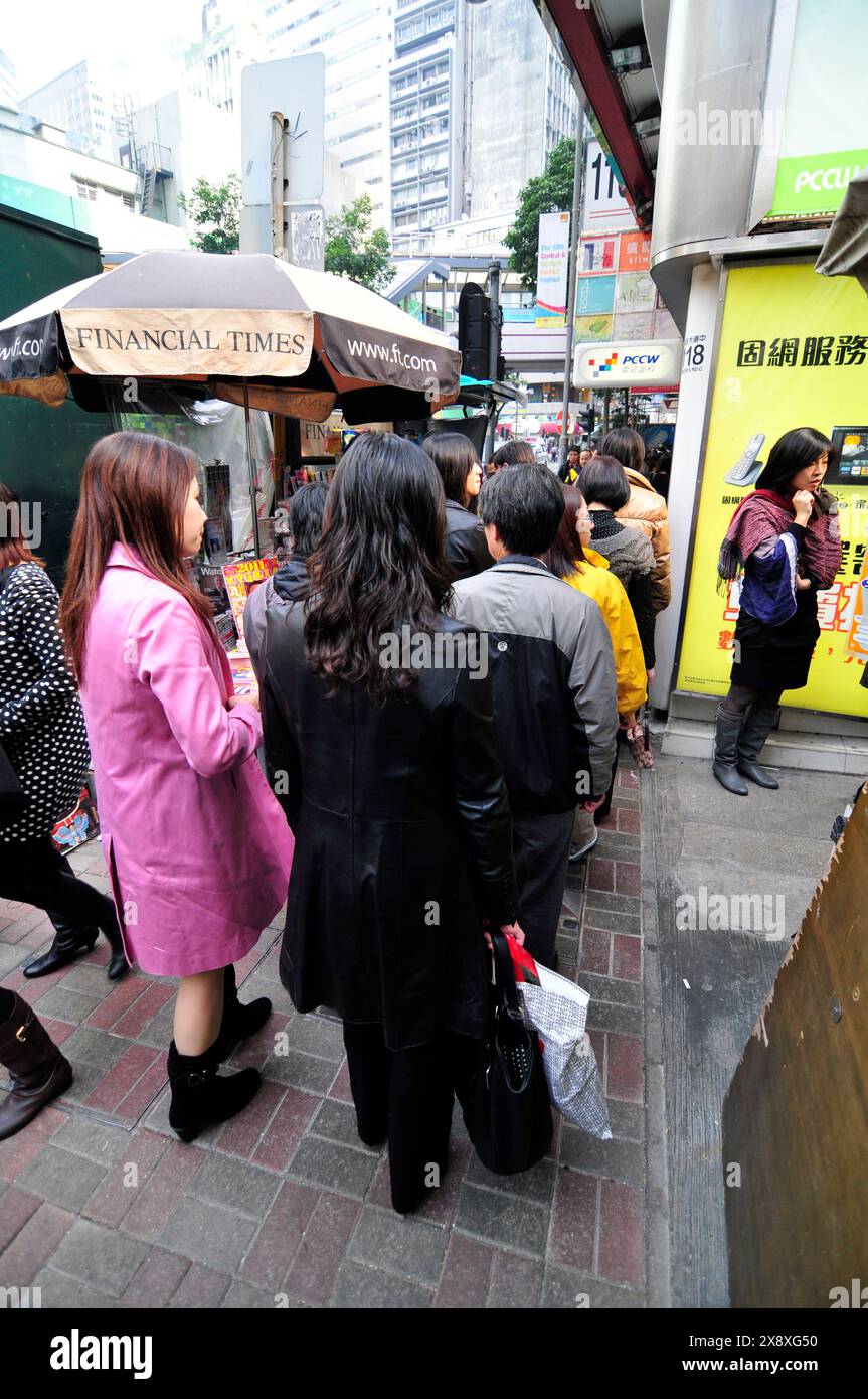 A long cue for a shop on Queen's Road central in Hong Kong Stock Photo ...