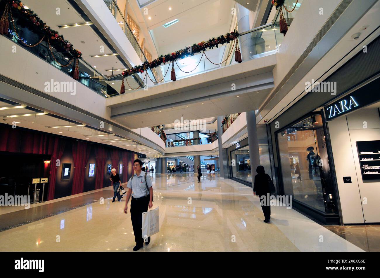 An early morning stroll in the IFC mall in Hong Kong Stock Photo - Alamy