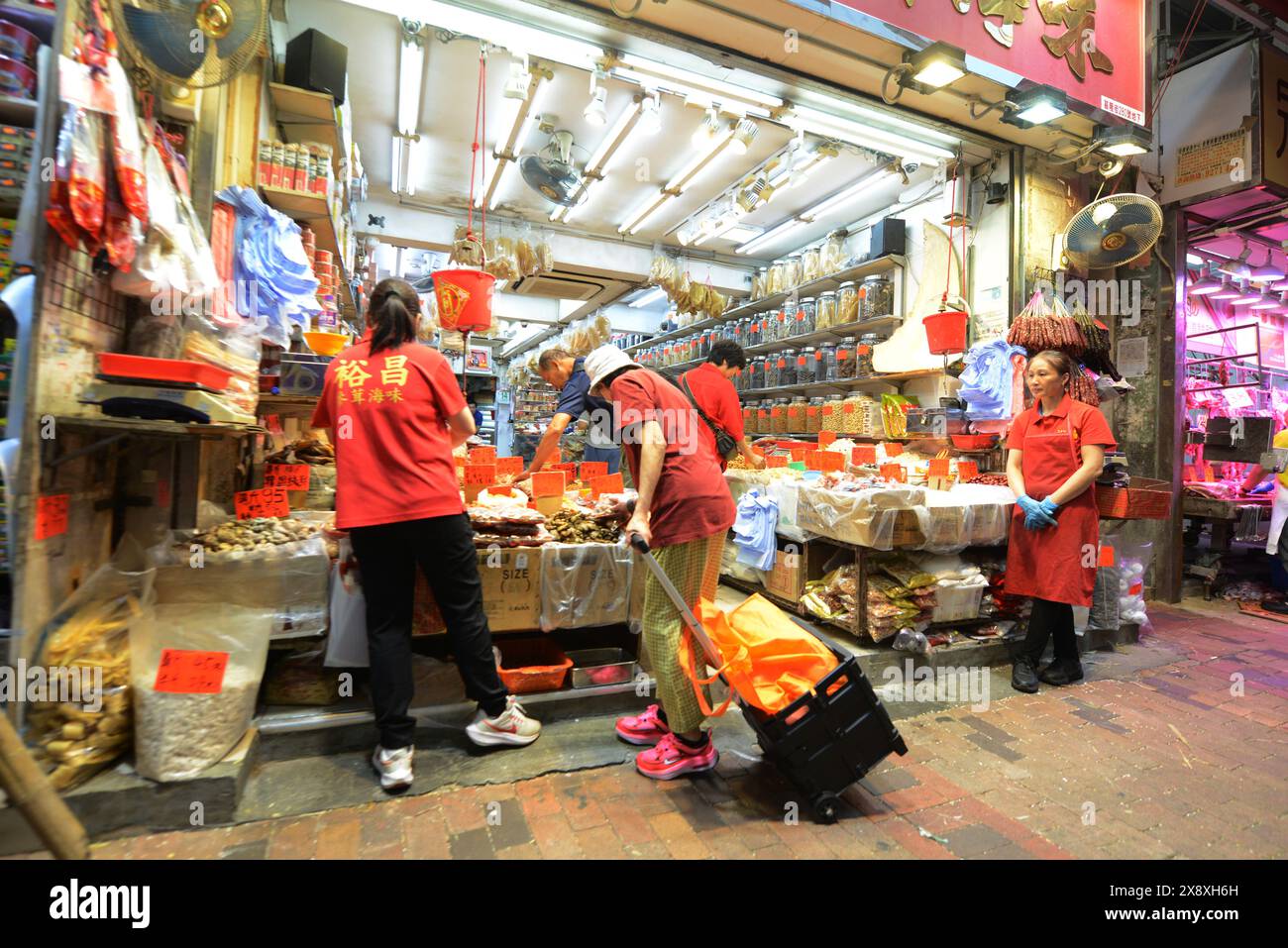 The vibrant markets in Sham Shui Po, Kowloon, Hong Kong Stock Photo - Alamy