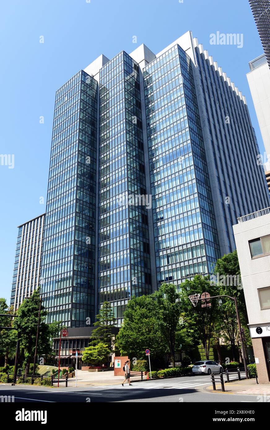 The modern Jimbocho Mitsui Building in Tokyo, Japan Stock Photo - Alamy