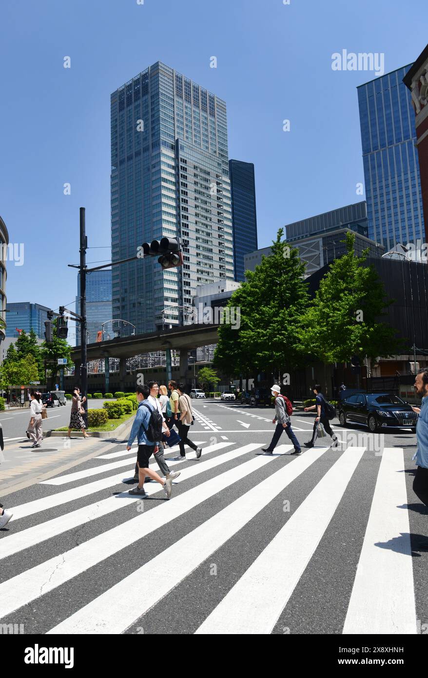 Pedestrians crossing the street in Marunouchi, Tokyo, Japan Stock Photo ...