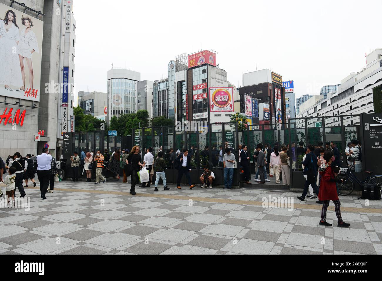 Smoking zone outside the Parco department store in Ikebukuru, Tokyo ...